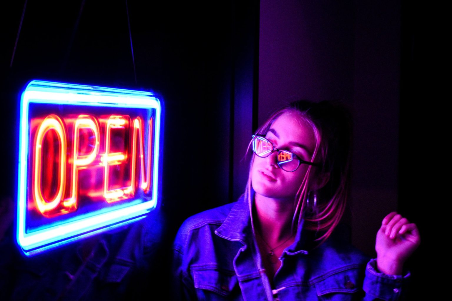 5 Tips and Tricks for Photographing Neon Signs - Opptrends 2025